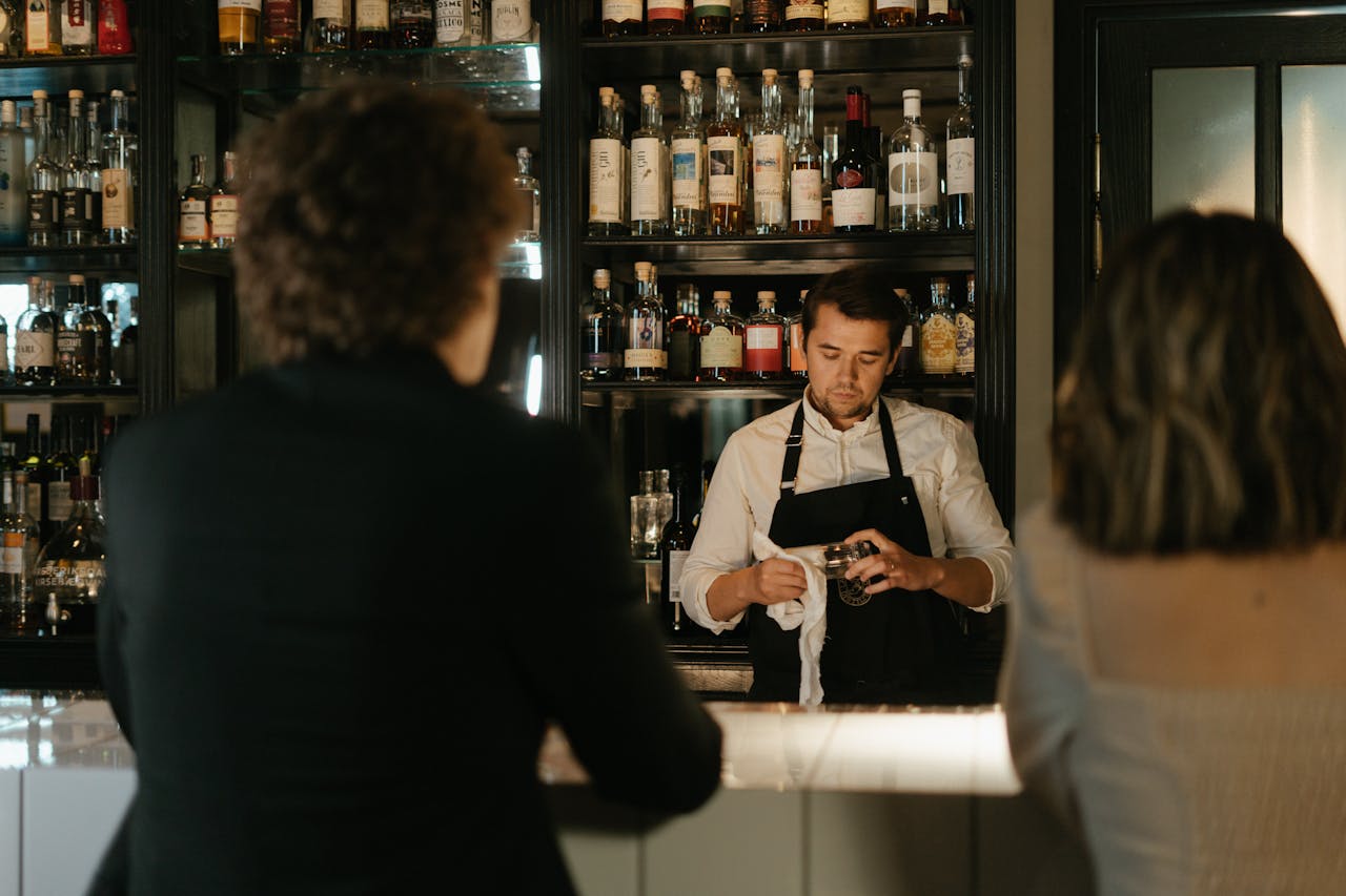 6 Things You Should Never Do At A Bar