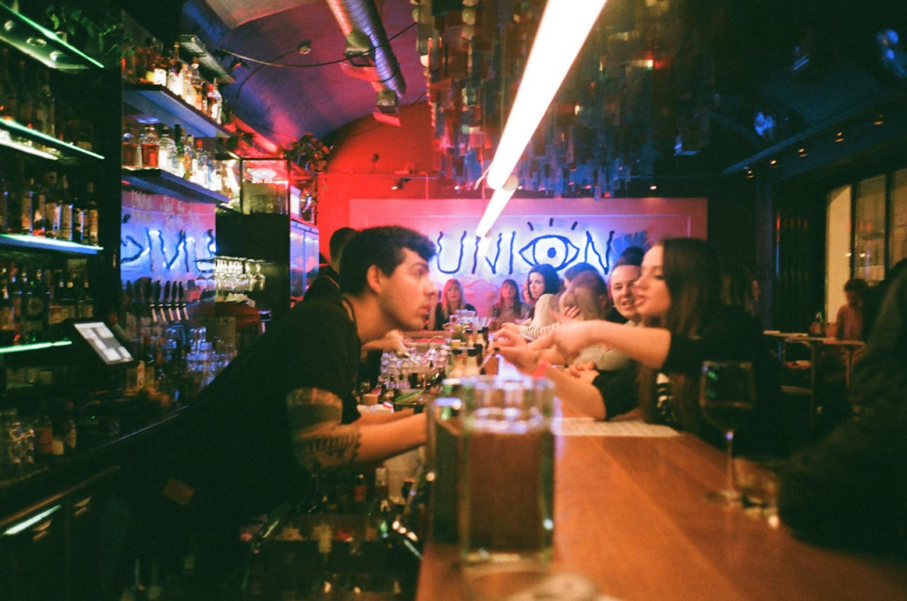 6 Things You Should Never Do At A Bar