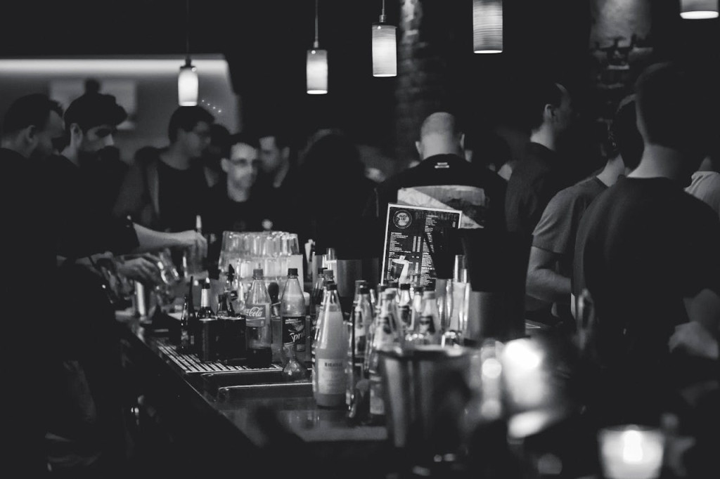 6 Things You Should Never Do At A Bar